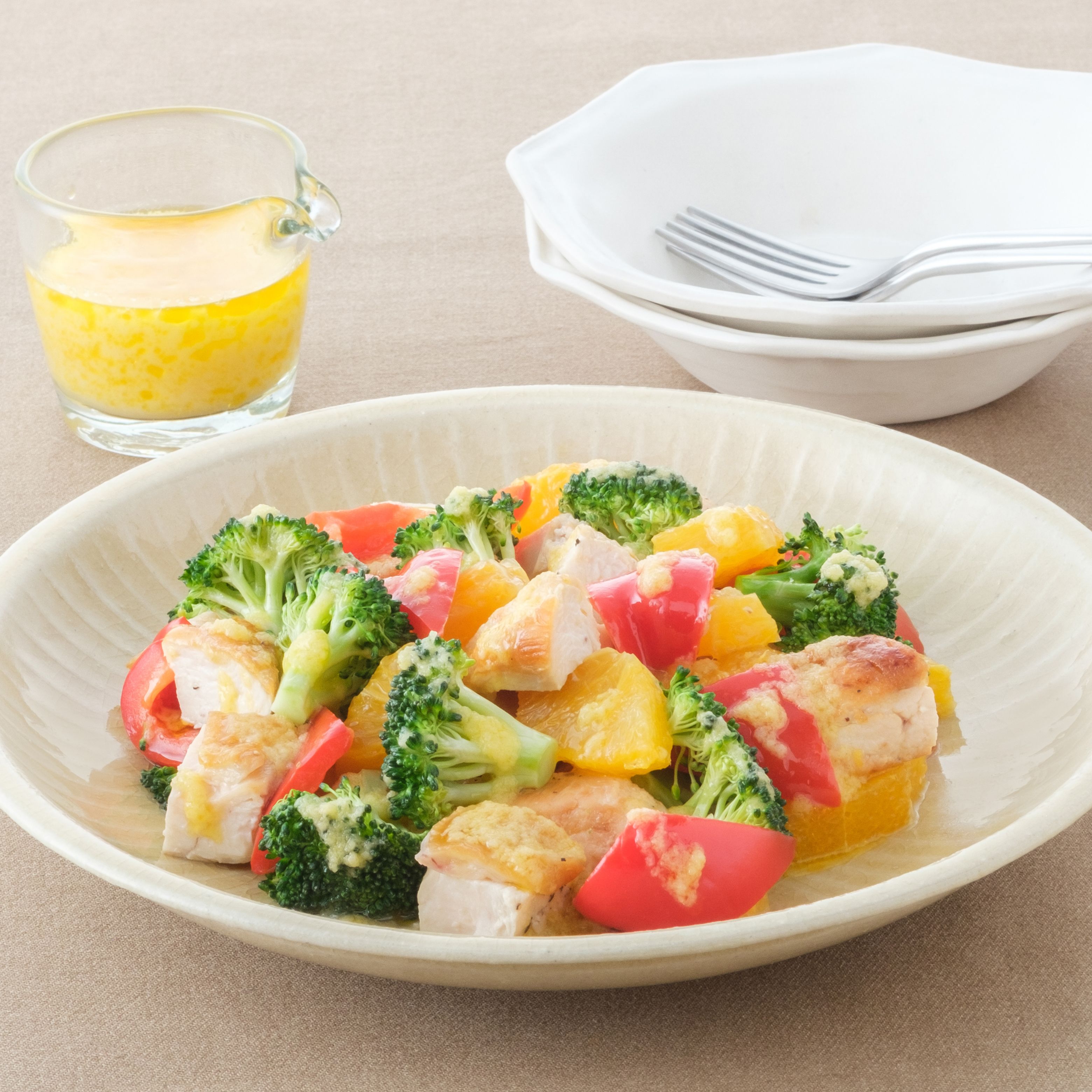 パプリカとグリルチキンのデリサラダ | Qummy（キユーミー）